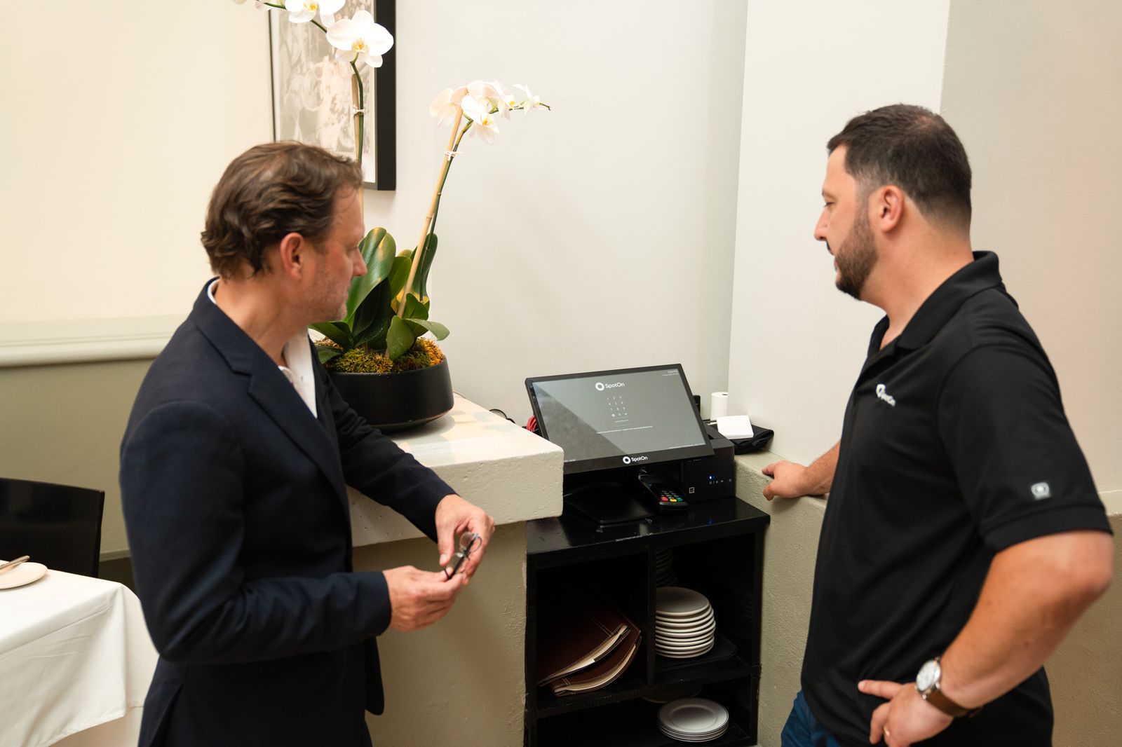 How to manage a restaurant waitlist + printable template