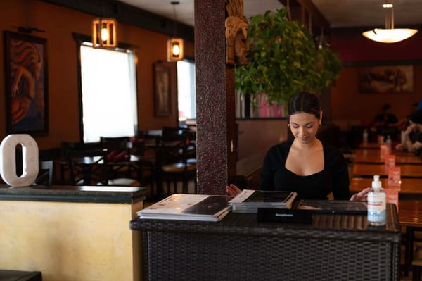 What Does a Host Do at a Restaurant?